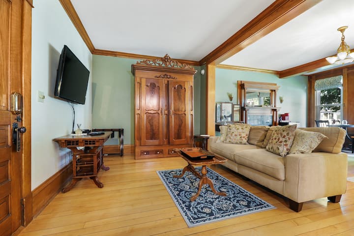 Cozy Queen Suite, Two Person Jet Tub, Downtown! - Door County, WI