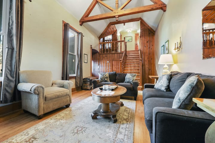 Impressive Queen Suite, 2 Person Jet Tub, Downtown - Sturgeon Bay
