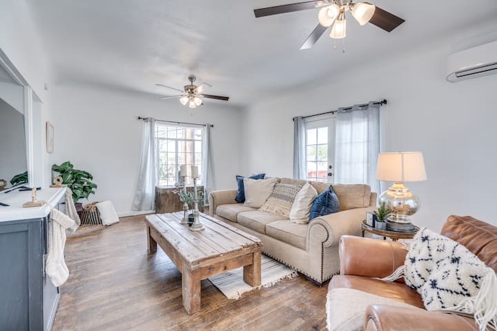 1926 Original Firehouse | Close To U Of A | Loft - Tucson, AZ