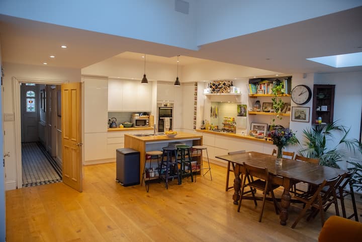 Family Friendly 'Nook' In Peaceful Part Of Brixton - London