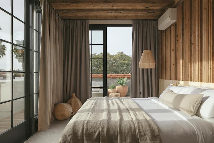 Penthouse Premium With Balcony - Santa Barbara, CA