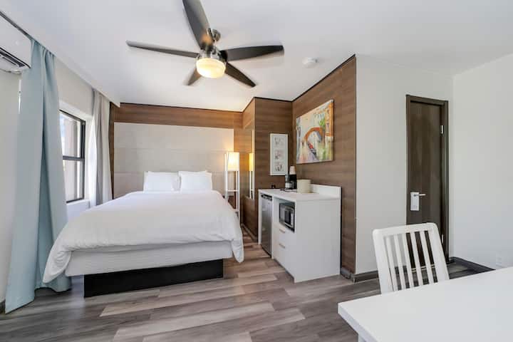 At Mine | Seabreeze Suite Steps From The Ocean - Fort Lauderdale