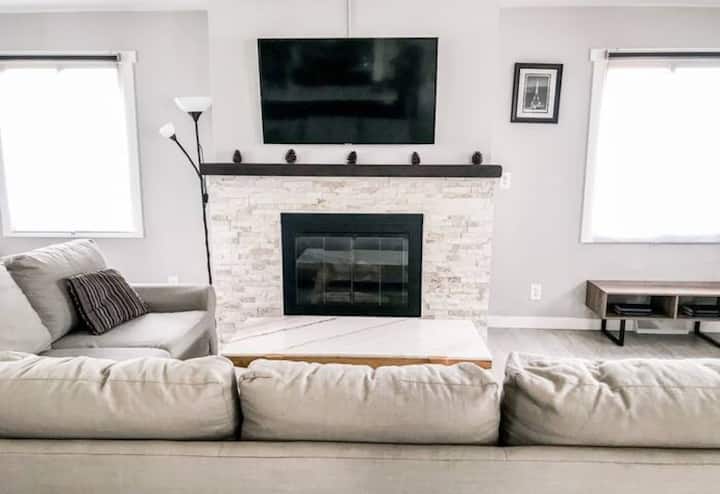 Beutahful Modern Home W/garage Close To Mountains - Salt Lake City, UT