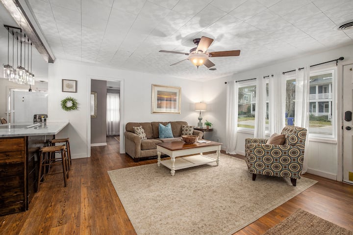 Cheerful 4br/1.5ba Farmhouse Close To Shem Creek! - Mount Pleasant, SC