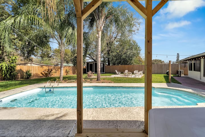 Spacious 4/2 Pool Home-prime Location-large Yard - Tampa, FL