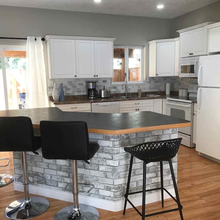 Updated Clean 1 Bedroom Suite With Private Deck - Salt Spring Island