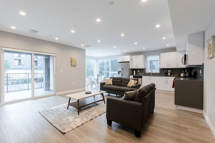 Cozy 2br Hollywood Blvd | Free Parking + Patio - Los Angeles, CA