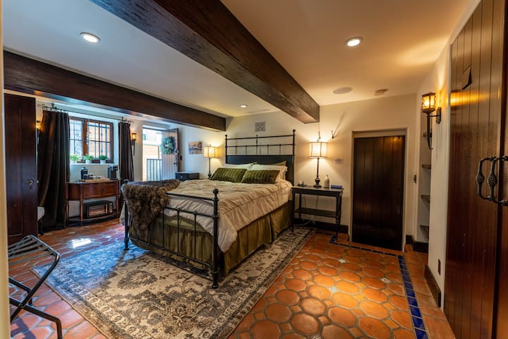 Private Room At Hollywood Hills Spanish Villa - Los Angeles, CA