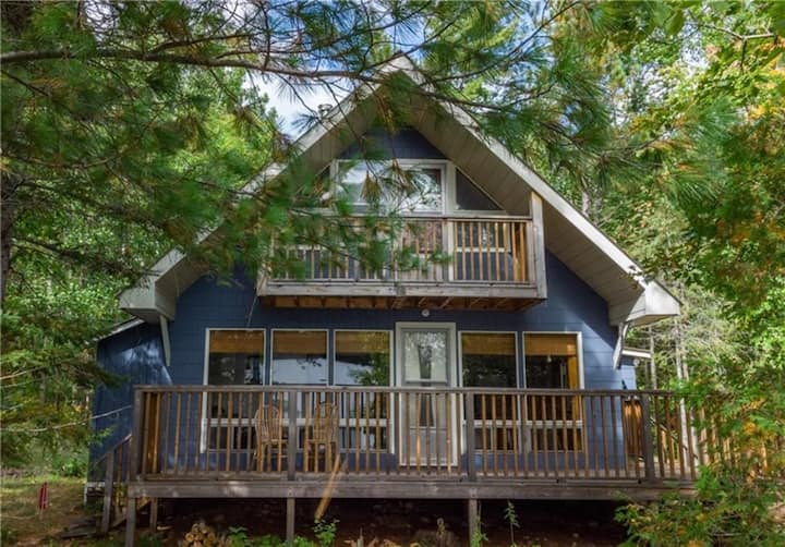 Blue Cottage On The Lake - Barry's Bay