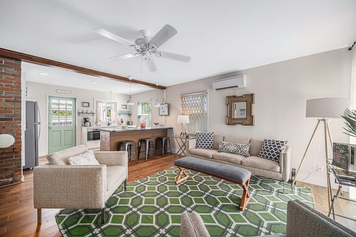 Cozy, Modern 2br/1ba Shem Creek Getaway, Hot Tub! - 查爾斯頓