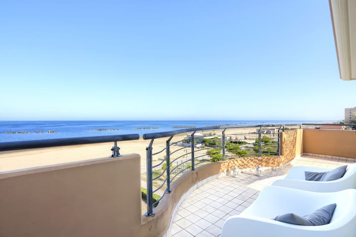 Beachfront Apartment With Terrace And Views - Roseto degli Abruzzi