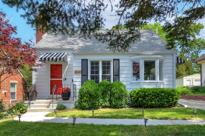 Charming Aksarben Cottage - Omaha, NE