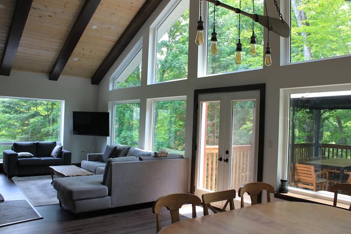 Large Cottage With A Hot Tub, Sauna And Game Room - Huntsville