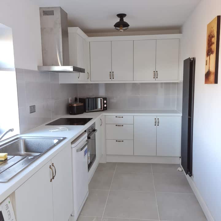 4 Bed 2 Bath Small Cottage. - スタッフォード