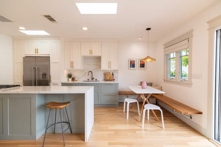 Stylish Craftsman - Large Yard And Onsite Parking - Venice Beach, CA
