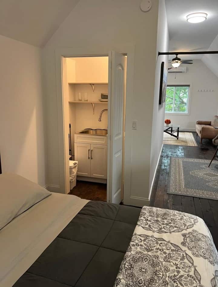 Private Loft, Conveniently Located I. Conover. - Hickory, NC