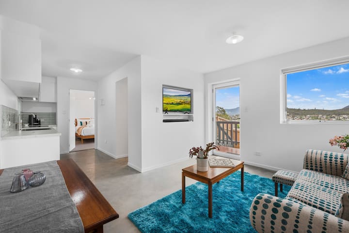 Cosy Cottesloe - 2 Bedroom Unit - Free Parking - Hobart