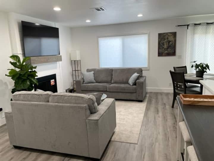 Eclectic! Clean! 4 Bd 2 Bath. - Buena Park, CA