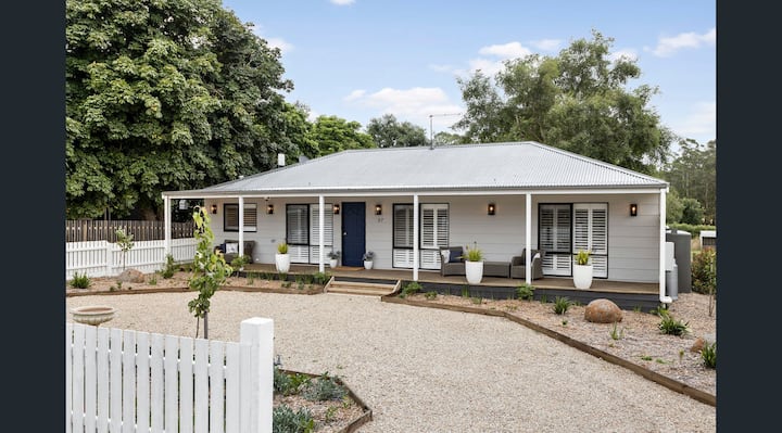 St Andrew's Country Cottage - Trentham