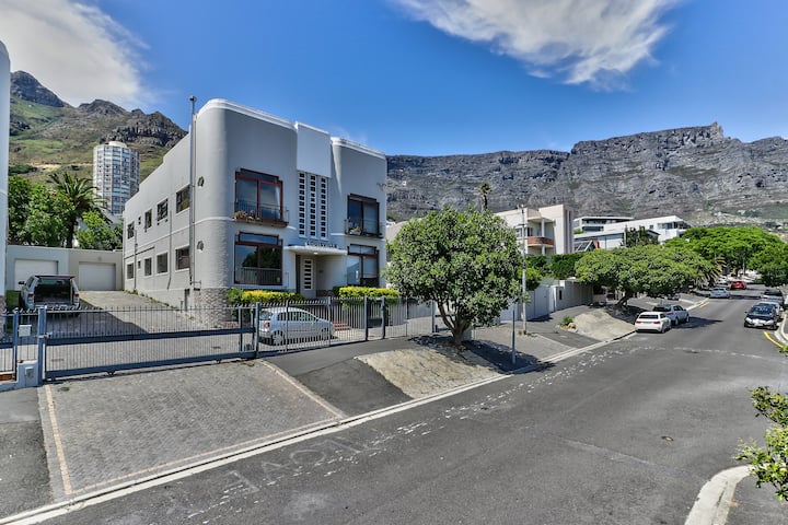 Art Deco With Mountain Views - Le Cap