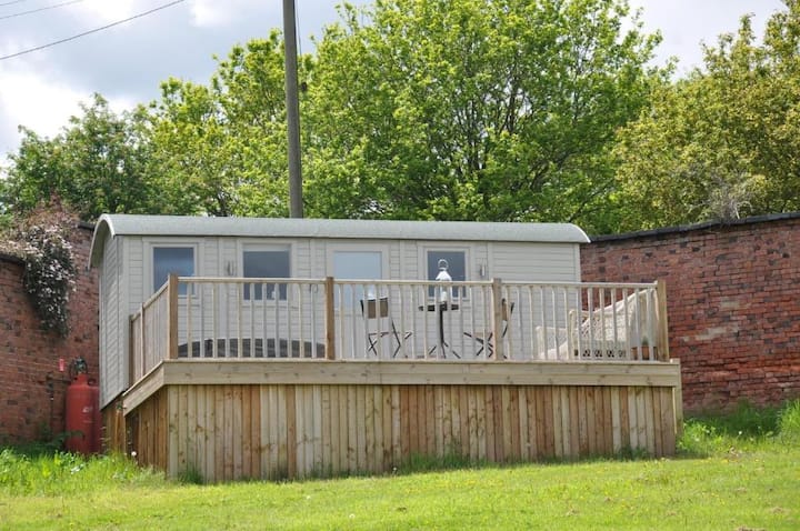 Countryside Shepherd's Hut At Cefn Tilla Court - Usk