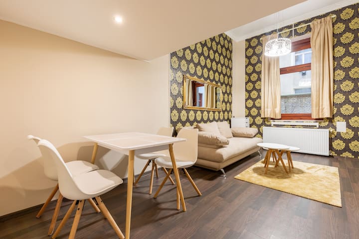 Two Bedroom Apartment In Bakáts Square - Budapest