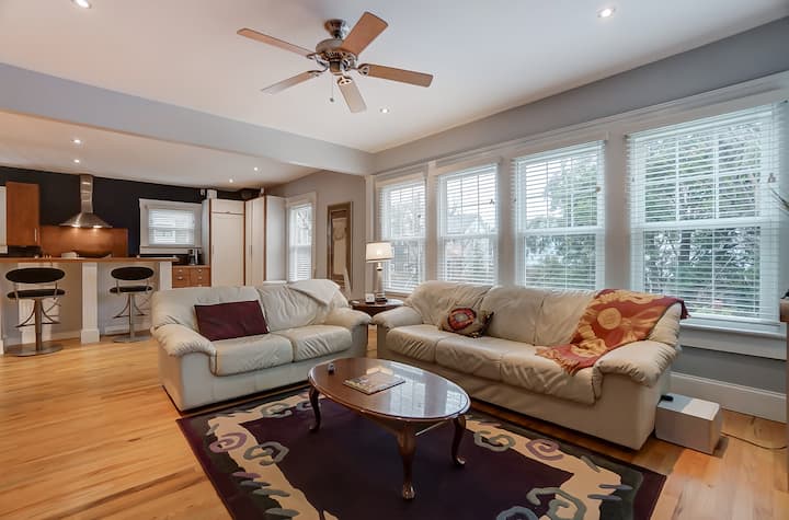 2 Bd, Plus Sleeper Sofa, House 2 Min From Uptown! - Charlotte Douglas Airport (CLT)