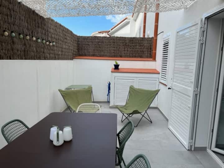 219-apartamento Moderno Con Patio Y Garaje - Cadaqués