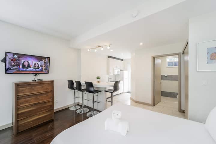 At Mine | Beach Apartment Steps From The Ocean - Miami Beach