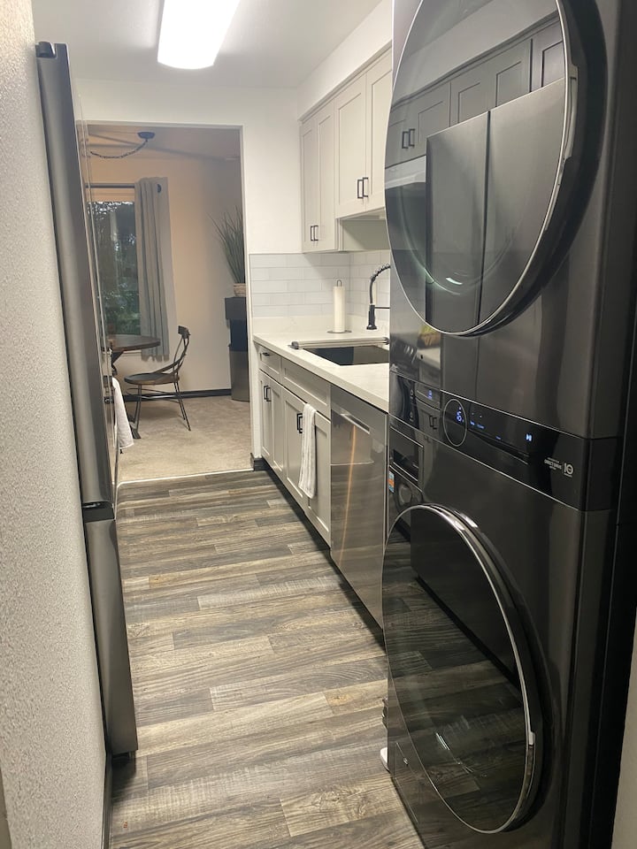 Condo Near Downtown Bellevue - Bellevue, WA