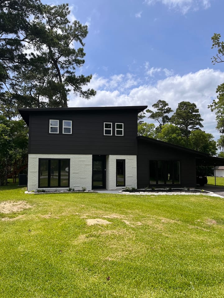 Mid Century Lakehouse - Kingwood - Houston