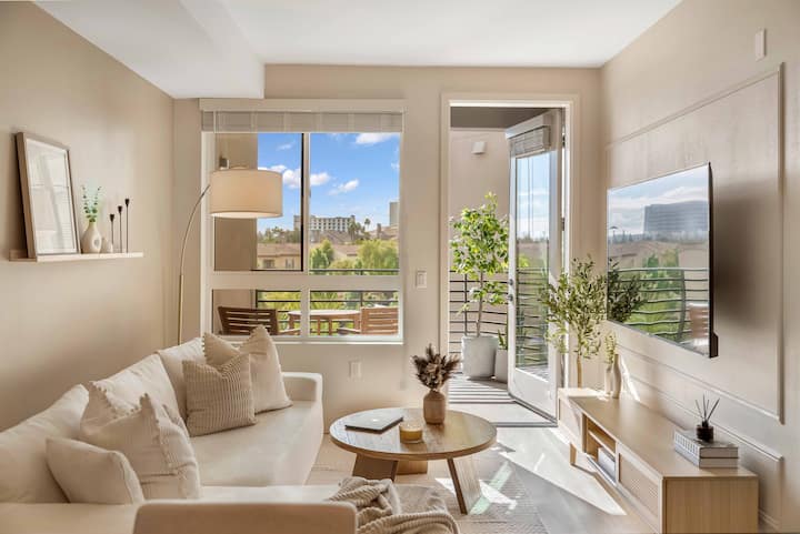 The Monica | King Bed, Fast Wi-fi, Gym, Pool - Tustin, CA
