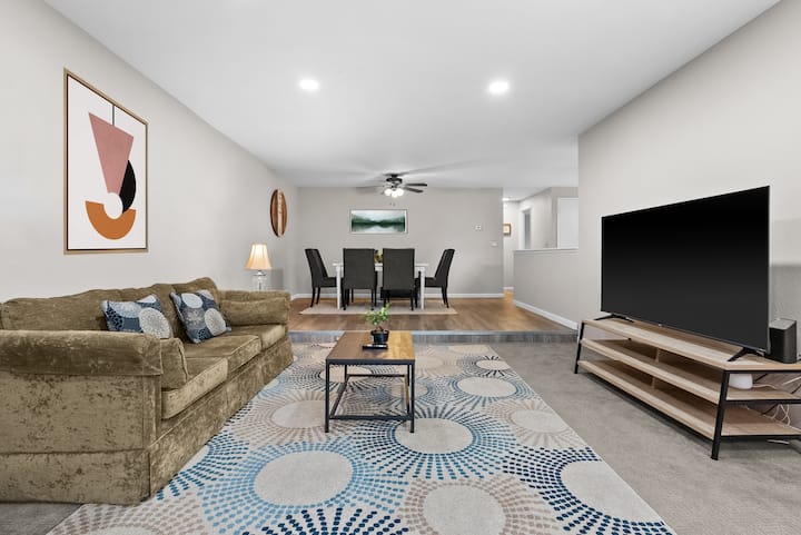 Mountain Views: Expansive Oasis With 2 Units In 1! - Federal Way, WA