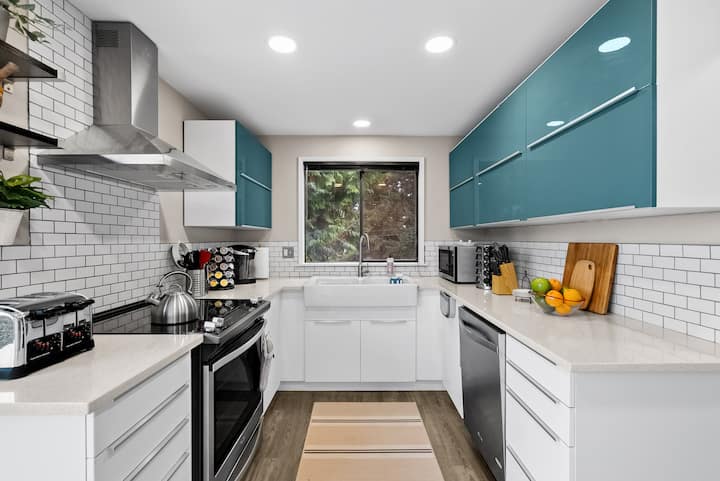 Mountain Views: Expansive Oasis With 2 Units In 1! - Puyallup, WA