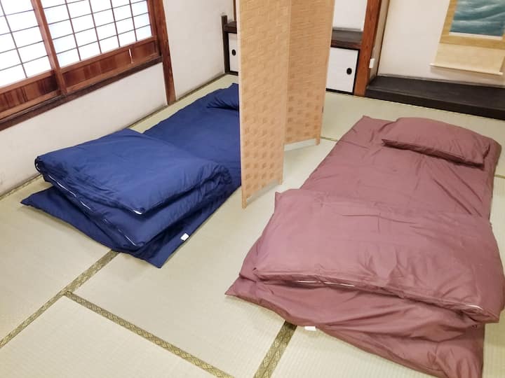 飲み屋外にある120年前の古民家を改装。家に帰って来たような感覚で宿泊できる、そんなゲストハウス - 米子市