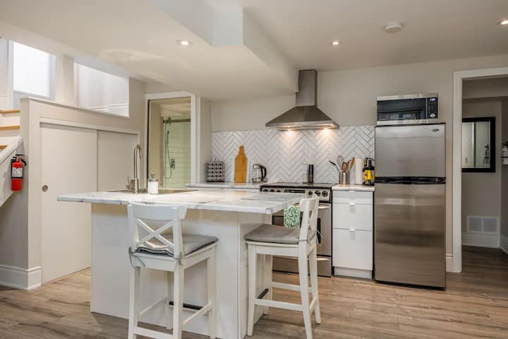 Private Suite By Subway/parking - Toronto