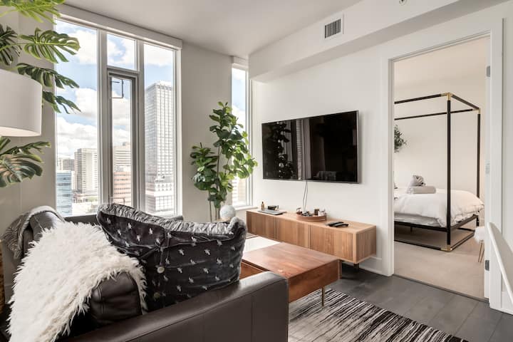 Luxury Vogue Garden Inspired Condo In Dt Calgary - Calgary