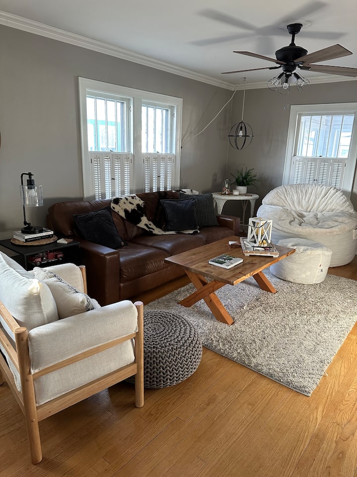 Comfy Cozy Getaway - Mishawaka, IN