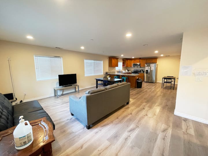 #G02, Private Room With Private Bath, Disneyland - Garden Grove, CA