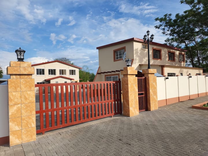 4th Avenue Themepark & Lodge - Apartment 1 - Tlhabane