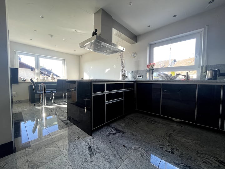 Luxury 4br Near Therme & Trails | Spa Bath - Calw