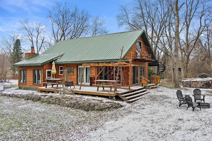 Rustic City Oasis On The River - Milwaukee, WI