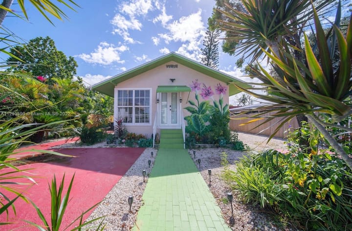 Wynwood Oasis | Pool & Fruit Grove | Sleeps 6 - Miami, FL