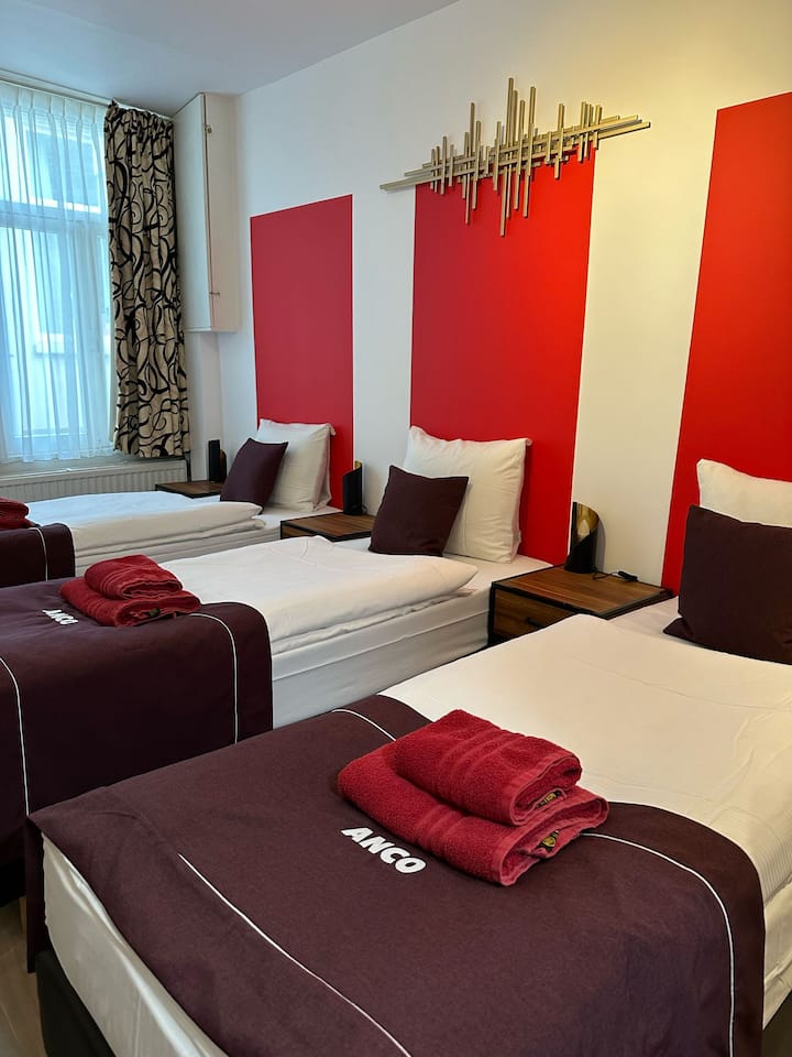 Triple Room, Ontbijt Is Inbegrepen. - Amsterdam