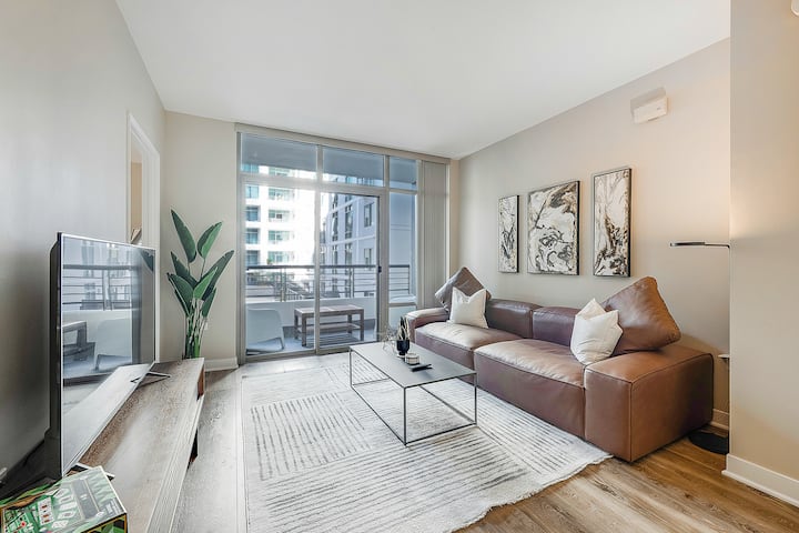 Luxury Condo In Little Italy + Pool & Jacuzzi - San Diego, CA