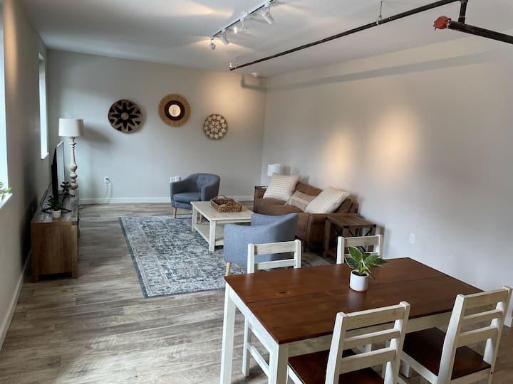 Spacious 2 Bed Apt By Toppling Goliath Brewery! - Decorah, IA