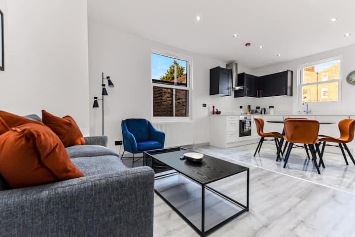 Huge, Brand-new Flat For Friends & Families! - London