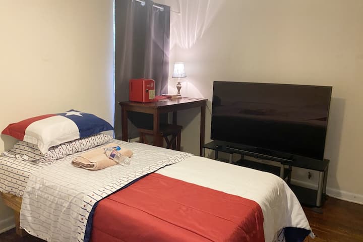 Clean, Cozy, Convenient, Friendly Rate - Huntsville, TX