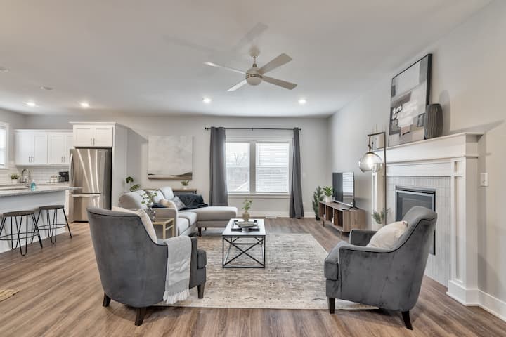 Elegant New Build Home W/office, Fireplace & Patio - Independence, MO