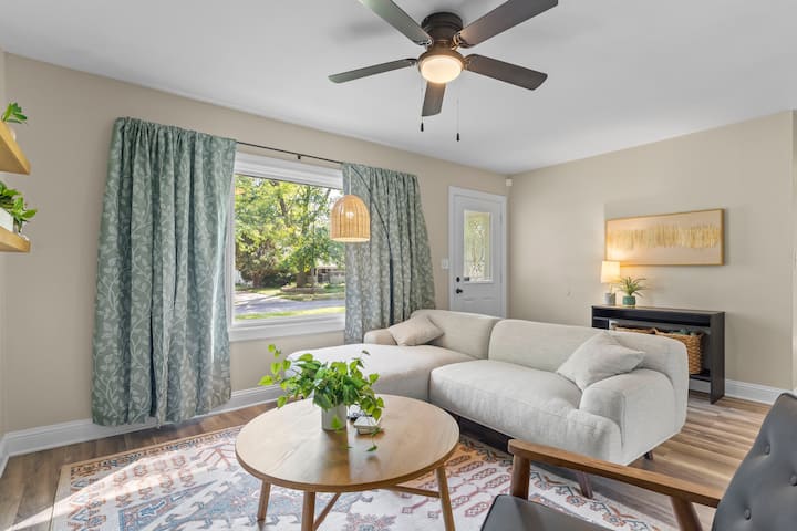 Comfy And Sweet 3br Retreat: Home Away From Home! - Iowa City, IA